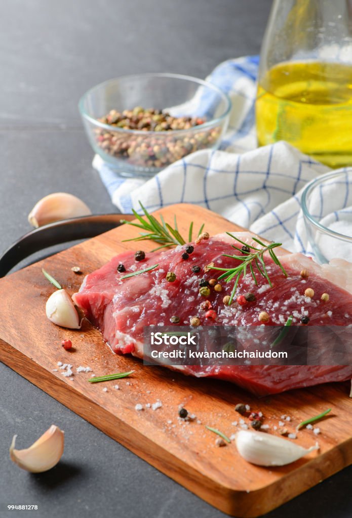 Siapkan Daging Sapi Segar Dengan Daun Rosemary Untuk Steak Daging Sapi