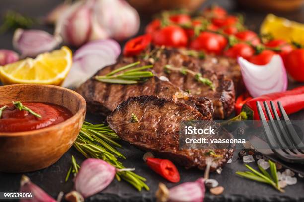 Steak Daging Sapi Panggang Dengan Rempahrempah Dan Sayuran Di Papan