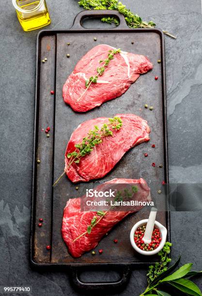 Steak Daging Sapi Mentah Dengan Bumbu Dan Rempahrempah Di Papan