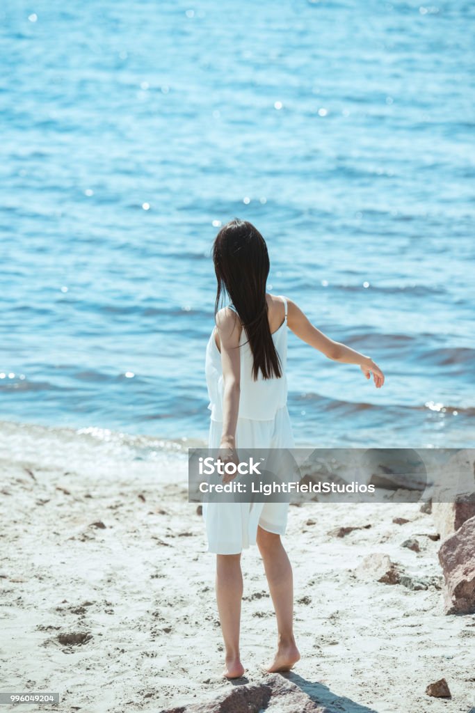 海でビーチで踊る白いドレスを着た女性の背面図 1人のストックフォトや画像を多数ご用意 1人 ウクライナ ダンサー Istock
