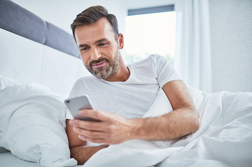 Yakışıklı Adam Yatakta Sabah Uyanma Sonra Telefonunuzun Ve Stok