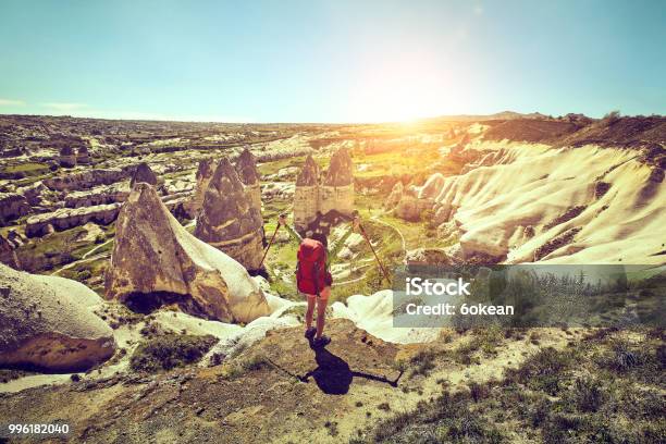Wanita Pelancong Mengangkat Tangan Menemukan Gunung Dengan Ransel Foto