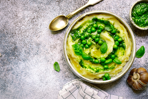 Pesto 소스와 완두콩과 으깬된 감자 0명에 대한 스톡 사진 및 기타 이미지 0명 가루로 빻은 가을 Istock