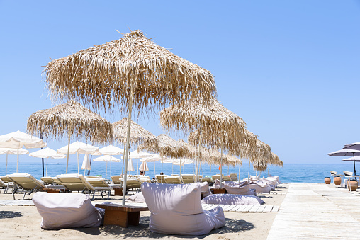Sunbeds 우산 열 대 해변에서 리조트 0명에 대한 스톡 사진 및 기타 이미지 0명 고요한 장면 그리스 Istock