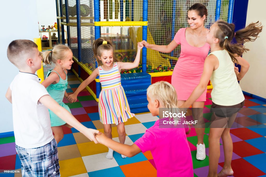 Niños Bailando Con Profesor De Música En Clase En La Escuela Foto De Stock Y Más Banco De