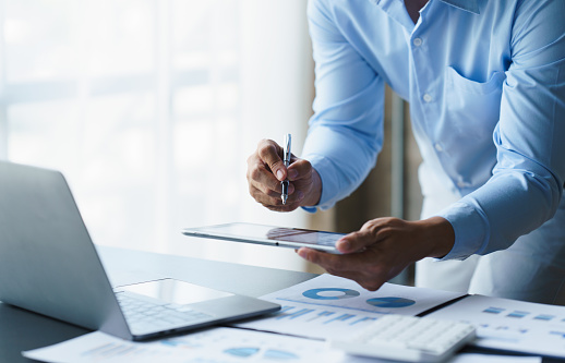 Plan De Hacer Análisis Del Hombre De Negocios Contador Calcular Informe ... Plan De Hacer Análisis Del Hombre De Negocios Contador Calcular Informe ...