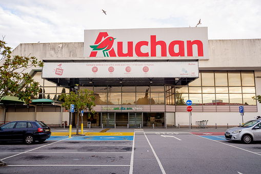 Vista General De La Fachada De La Tienda Auchan En El Polígono ... Vista General De La Fachada De La Tienda Auchan En El Polígono ...