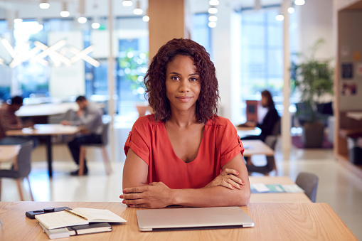 Photo libre de droit de Verticale De Femme Daffaires Au Bureau Dans ... Photo libre de droit de Verticale De Femme Daffaires Au Bureau Dans ...
