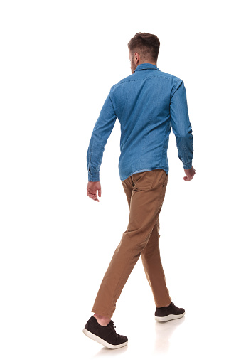 Vista Trasera Del Casual Hombre Caminando Y Mirando Hacia Foto de stock ... Vista Trasera Del Casual Hombre Caminando Y Mirando Hacia Foto de stock ...