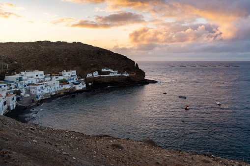 Tradycyjne Białe Budynki Na Plaży Tufia Pod Zmierzchem Gran Canaria ... Tradycyjne Białe Budynki Na Plaży Tufia Pod Zmierzchem Gran Canaria ...