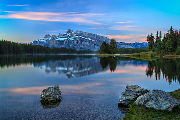 Lac Two Jack Lake - Photos et Images Libres de Droits - iStock Lac Two Jack Lake - Photos et Images Libres de Droits - iStock