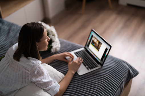 Mujer Que Se Comunica Usando Una Computadora Portátil Mientras Declara ... Mujer Que Se Comunica Usando Una Computadora Portátil Mientras Declara ...
