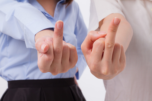 Mujeres Dando Grosero Gesto De La Mano Del Dedo Medio Foto de stock y ... Mujeres Dando Grosero Gesto De La Mano Del Dedo Medio Foto de stock y ...